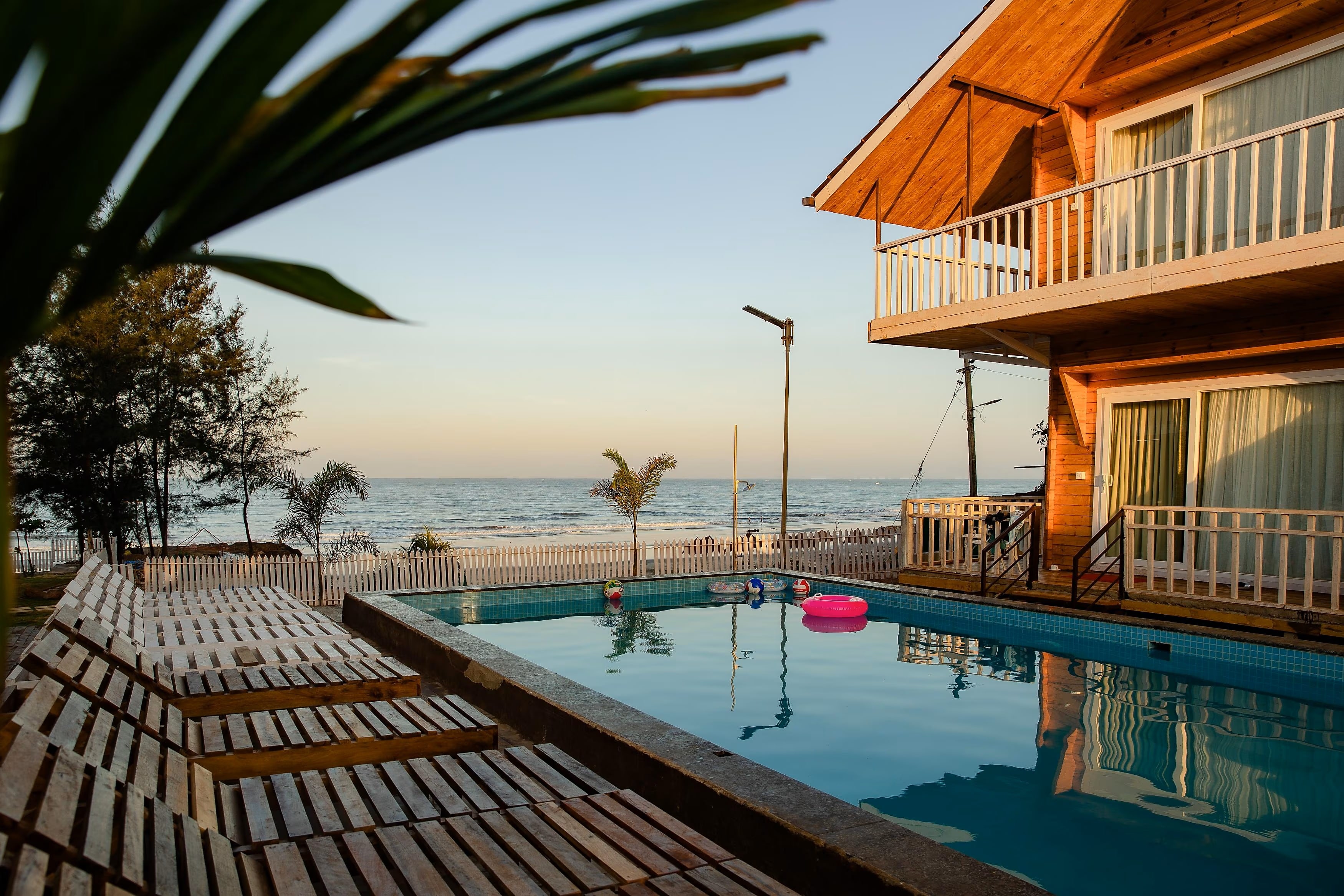 DALLAS BEACH RESORT GOA 𝗕𝗢𝗢𝗞 Goa Resort