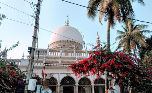 Experience a Qawwalli at Dargah Yousufain Sharifain | Hyderabad - What ...